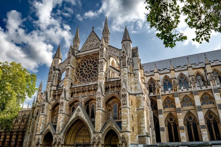 History of Royal Mausoleums: 15 Most Magnificent Ancient Burial ...